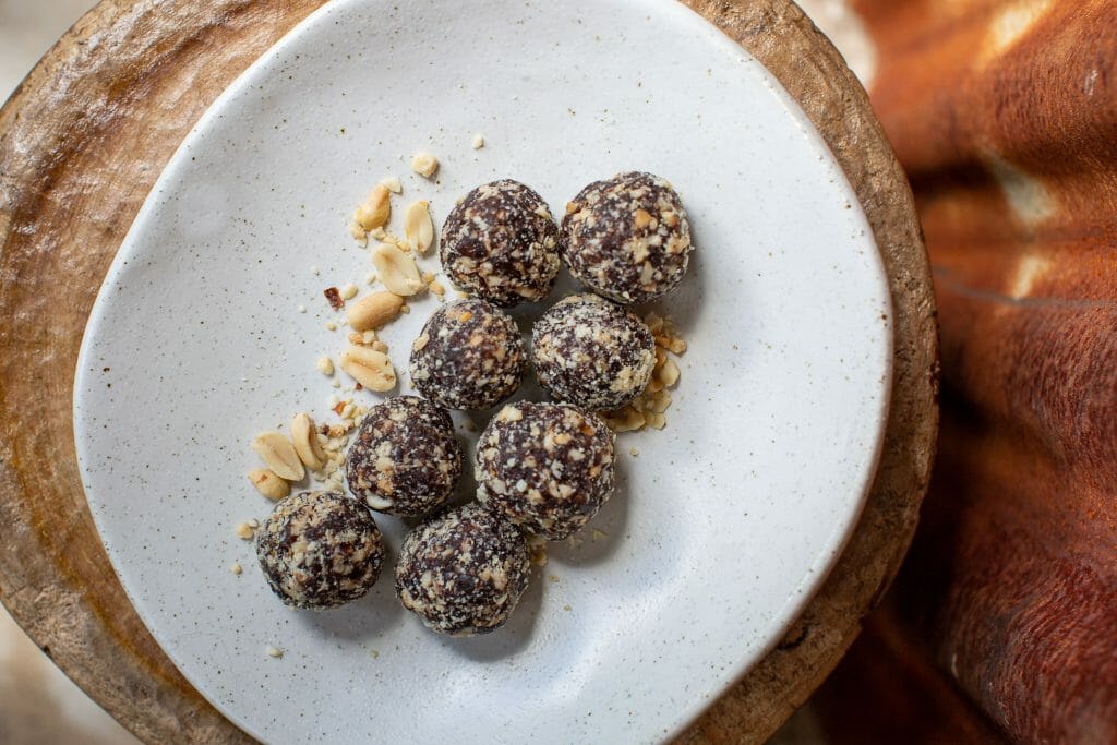 "Snickers" Protein Balls - The Healthy Man